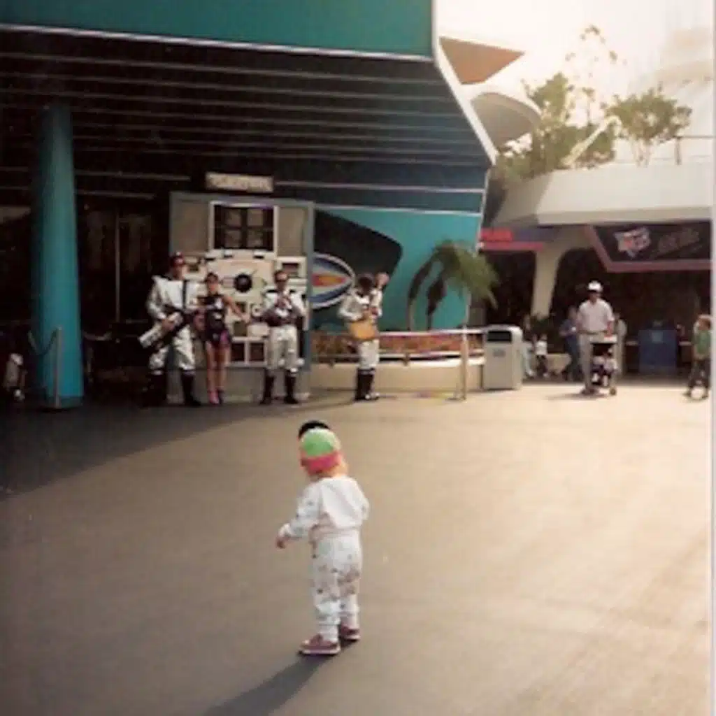 ‏falling through a field | استمع على أنغامي